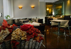 Pequeno-almoço tipo buffet diário (12 EUR por pessoa)