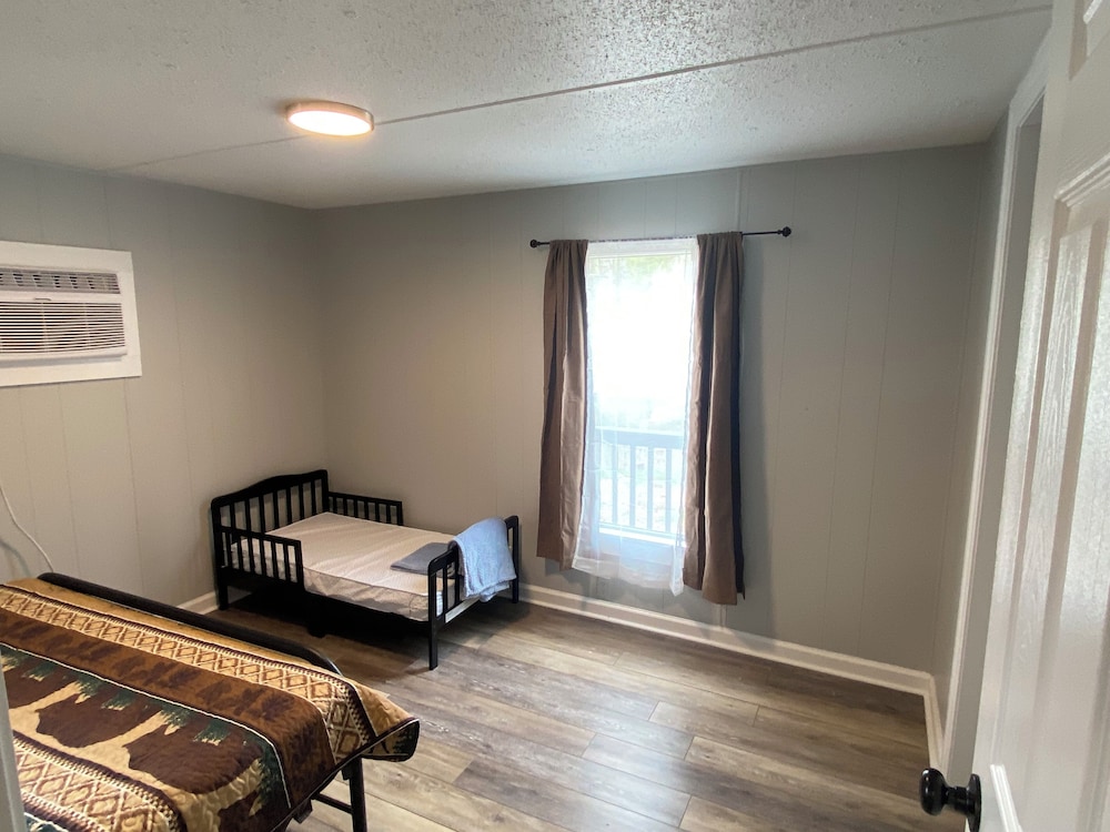 Morning SideView-Charming 2-bedroom mobile home with WiFi, AC in West ...