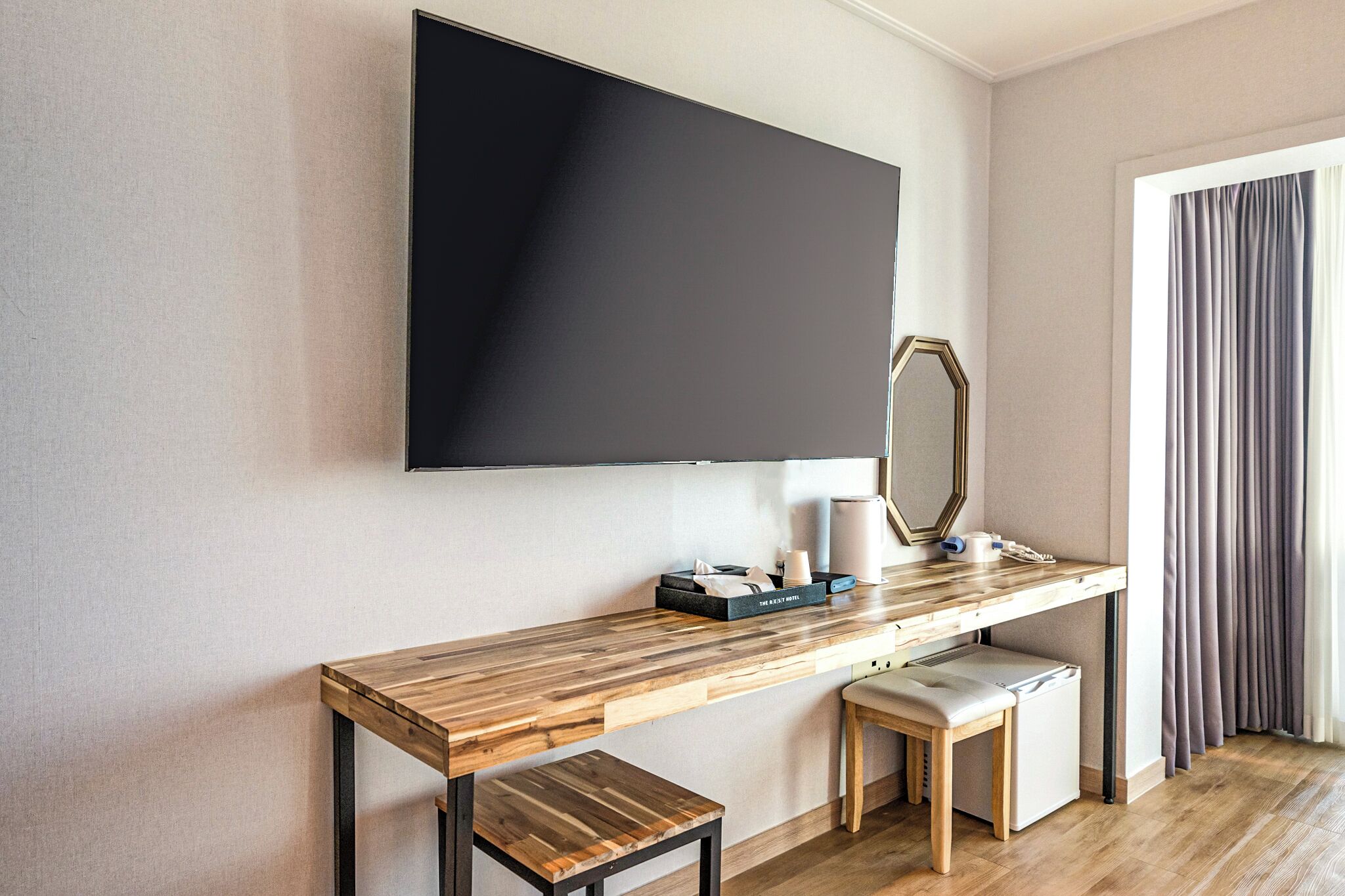 Quarto duplo luxo | Espaço de trabalho para notebook, quartos à prova de som