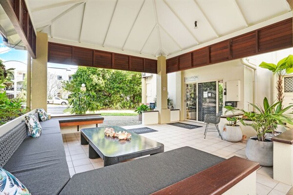 24 Central Plaza Port Douglas- Luxury 2-bedroom Retreat With Pool & Resort Amenities Near Beach - Port Douglas