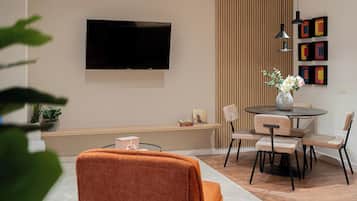 Apartamento Comfort, 2 quartos, varanda | Sala de estar | Smart TV de 42 polegadas com canais por cabo, Netflix