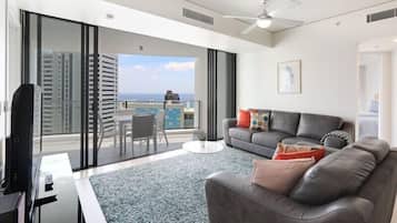 Apartamento superluxo, 2 quartos, vista para o oceano | Área de estar | Smart TV 50 polegadas com canais a cabo