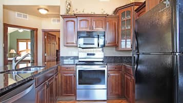 Apartamento em Condomínio Fechado, 2 quartos | Cozinha privada | Um frigorífico, um forno, uma cafeteira/bule, uma torradeira