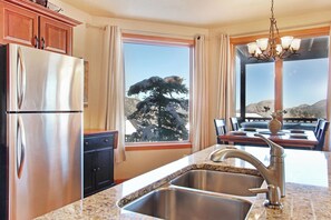 Condo, 2 quartos | Cozinha privada | Geladeira, fogão, cafeteira/chaleira, torradeira