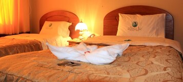 Quarto Clássico com Cama de Casal | Edredões de penas, secretária