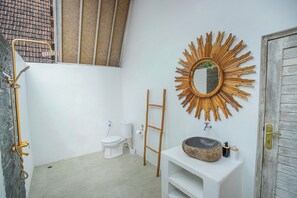 Villa Familiar, vista para o jardim | Casa de banho | Um polibã, toalhas fornecidas, sabão, champô 