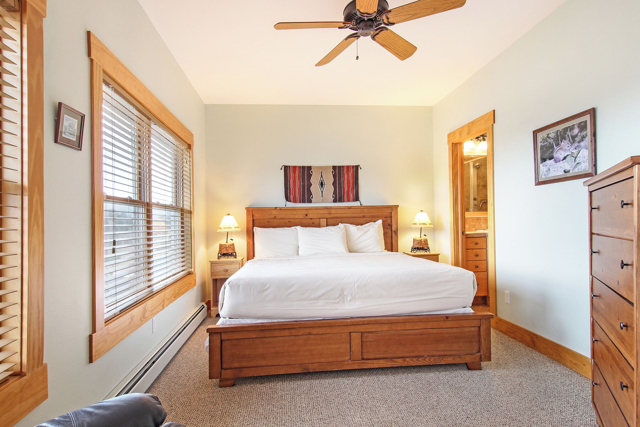 Apartamento em Condomínio Fechado, 3 quartos | Secretária adequada para computadores portáteis, ferro/tábua de engomar 