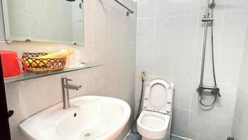 Chuveiro, produtos de toalete grátis