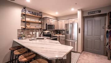 Apartamento em Condomínio Fechado, 1 quarto | Cozinha privada | Um frigorífico, um forno, uma cafeteira/bule, uma torradeira