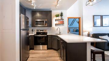 Apartamento em Condomínio Fechado, 2 quartos | Cozinha privada | Um frigorífico, um forno, uma cafeteira/bule, uma torradeira