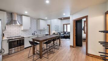 Apartamento em Condomínio Fechado, 2 quartos | Cozinha privada | Um frigorífico, um forno, uma cafeteira/bule, uma torradeira