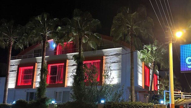 Um edifício com uma placa iluminada para