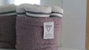 Duas caixas de armazenamento cilíndricas e aconchegantes com uma etiqueta identificada como "Tabea Home Collection".