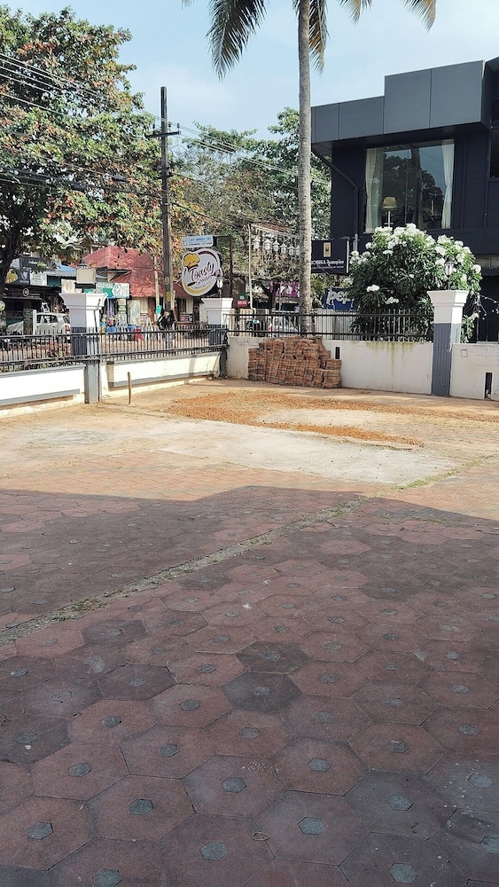 Treebo The Classic Highway Side - Thiruvananthapuram
