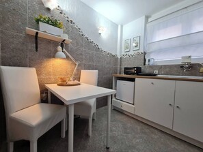 Quarto, 1 quarto, acessível, sacada | Área de estar | Livros