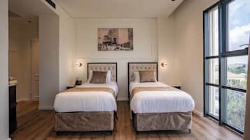 Premium Room, 2 Single Beds, City View | Secretária, ferro/tábua de engomar, Wi-fi grátis