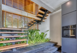 Villa Superior, lanai (alpendre havaiano), vista para o jardim | Cozinha privada | Um frigorífico/congelador grande, um forno, uma placa de cozinha