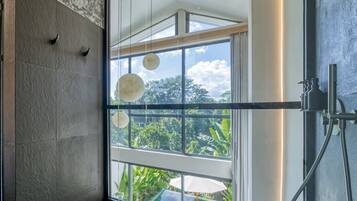 Villa Superior, lanai (alpendre havaiano), vista para o jardim | Duche na casa de banho