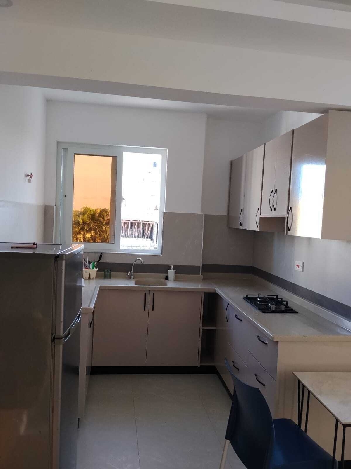 Um frigorífico, um micro-ondas, uma placa de cozinha 