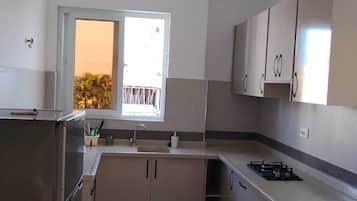 Um frigorífico, um micro-ondas, uma placa de cozinha