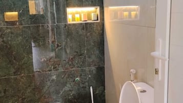 Apartamento, 1 cama queen-size, varanda, Vista para a cidade | Casa de banho | Toalhas fornecidas, sabão, champô, papel higiénico