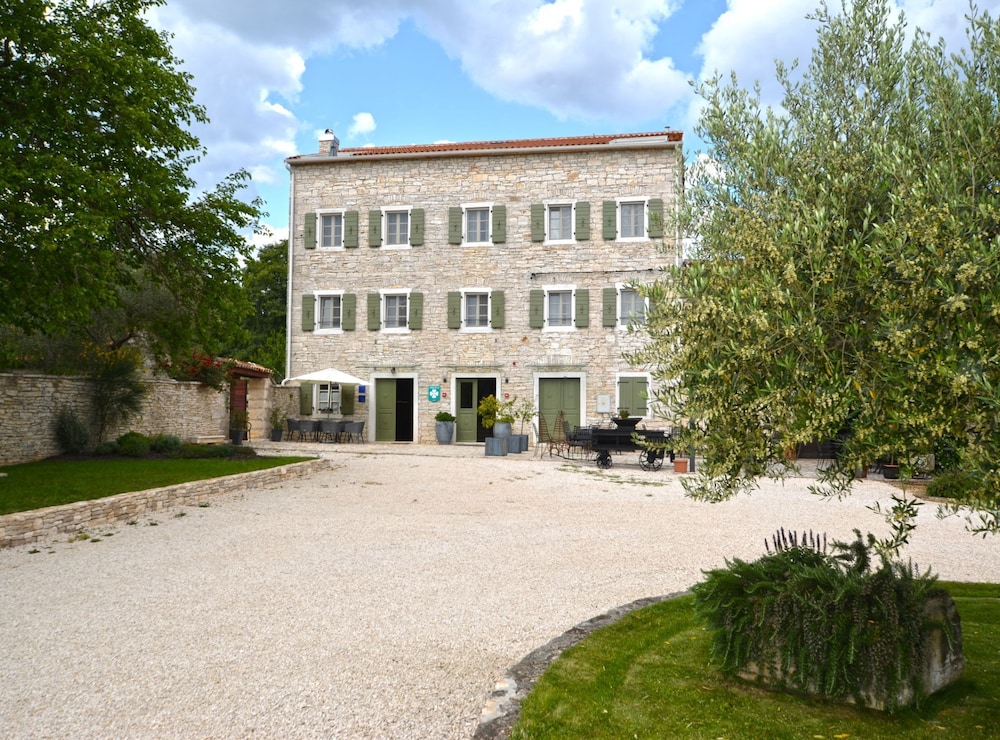 Tranquil Getaway With Shared Pool In Bale - Kroatia