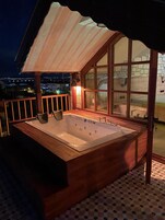 Quarto superior, sacada, vista para a montanha | Cofres nos quartos, espaço de trabalho para notebook, Wi-Fi de cortesia