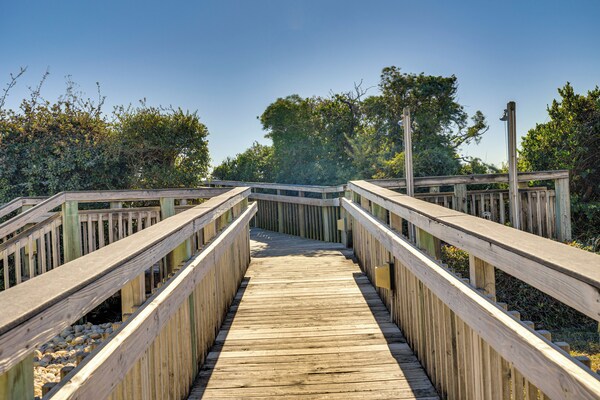 Walk To Beach: Emerald Isle Condo W/ Ocean View! - Emerald Isle, NC