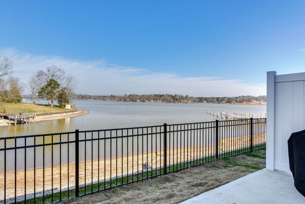 Lake Greenwood Getaway W/ Docks & Waterfront Views - Greenwood, SC
