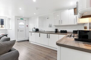 Apartamento, pátio | Cozinha privada | Uma máquina de café expresso, uma chaleira elétrica, uma torradeira 