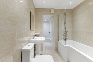 Apartamento, pátio | Casa de banho | Uma combinação polibã/banheira 