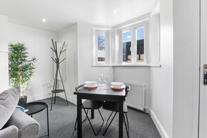 Apartamento, pátio | Refeições no quarto