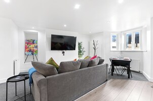 Apartamento, pátio | Sala de estar | Televisor de 30 polegadas com canais digitais 