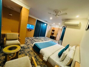 Cofres nos quartos, escrivaninha, espaço de trabalho para notebook