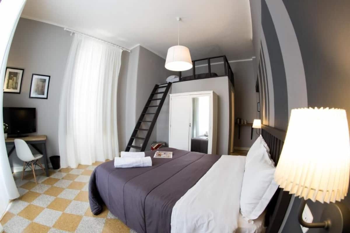 Quarto Triplo Deluxe, varanda, Vista para a cidade | Secretária, secretária adequada para computadores portáteis