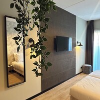 Quarto Quádruplo Económico, casa de banho privativa | Roupa hipoalergénica, cofre no quarto, secretária 