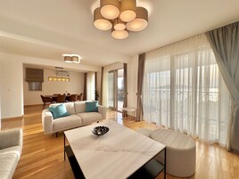Apartamento superluxo, sacada, vista para o mar | Área de estar | TV LCD 45 polegadas com canais digitais