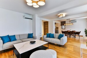 Apartamento superluxo, sacada, vista para o mar | Área de estar | TV LCD 45 polegadas com canais digitais