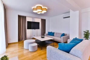 Apartamento superluxo, sacada, vista para o mar | Área de estar | TV LCD 45 polegadas com canais digitais