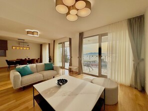 Apartamento superluxo, sacada, vista para o mar | Área de estar | TV LCD 45 polegadas com canais digitais