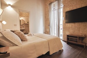 Quarto Duplo Superior, 1 cama king-size, varanda, Vista para a cidade | Quartos insonorizados, Wi-fi grátis, roupa de cama fornecida 