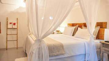 Quarto luxo, 1 cama King, ar-condicionado | Ferros/tábuas de passar roupa, Wi-Fi de cortesia, roupa de cama