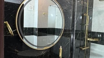 Estúdio | Casa de banho | Um polibã, um secador de cabelo, toalhas fornecidas, sabão