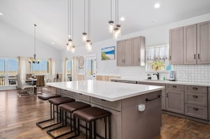 Casa, várias camas, varanda (BV 158 Beach View) | Cozinha privada | Um frigorífico, um micro-ondas, um forno, uma placa de cozinha
