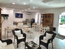 Café da manhã com buffet grátis todos os dias