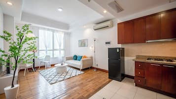 Um apartamento moderno com cozinha, sala de estar e espaço para refeições.