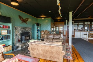 Roupas de cama premium, escrivaninha, berços (sobretaxa)