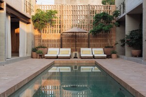 Piscina externa, funciona das 9h às 23h, guarda-sóis, espreguiçadeiras