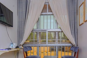 Cofres nos quartos, escrivaninha, espaço de trabalho para notebook