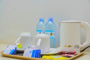 Cofres nos quartos, escrivaninha, espaço de trabalho para notebook